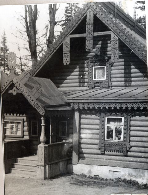 Traditional Russian log house 1:56(28mm)